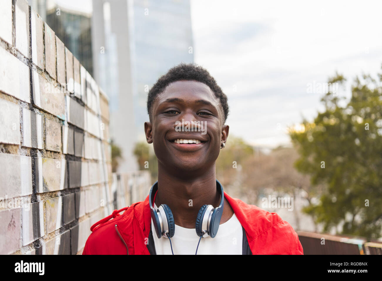Young black man headphones hi-res stock photography and images - Alamy
