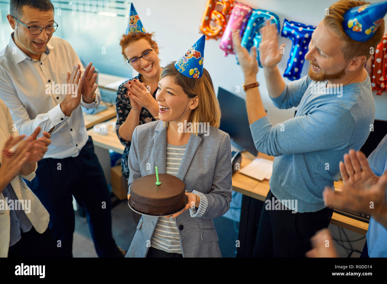 Birthday celebration in office 20 25 years hi-res stock photography and ...