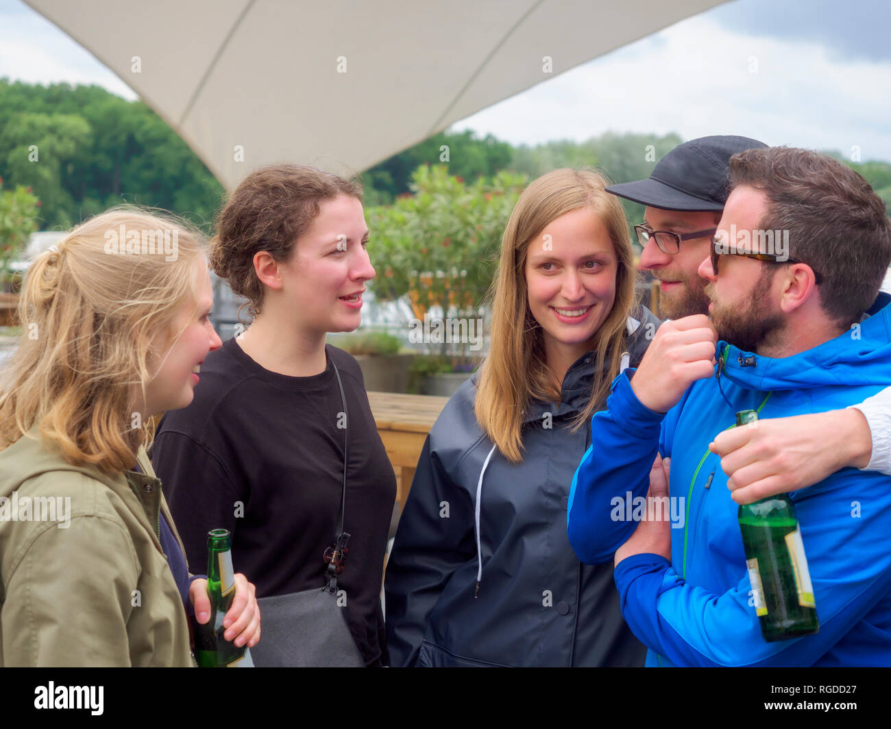 Socializing outdoors hi-res stock photography and images - Alamy