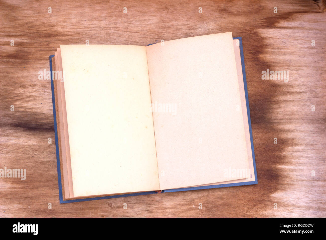 Empty book pages hi-res stock photography and images - Alamy
