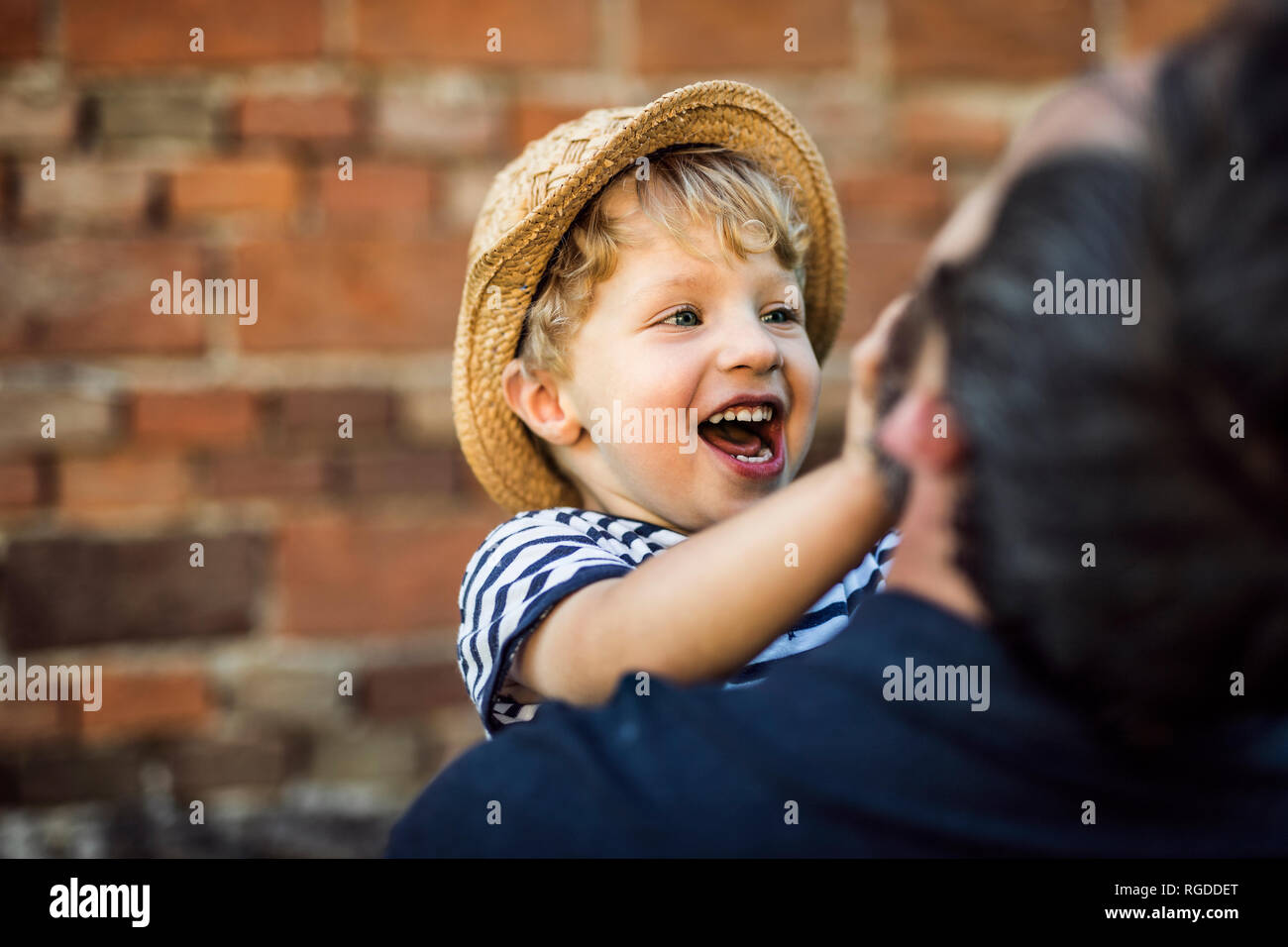 Two toddlers laughing hi-res stock photography and images - Alamy
