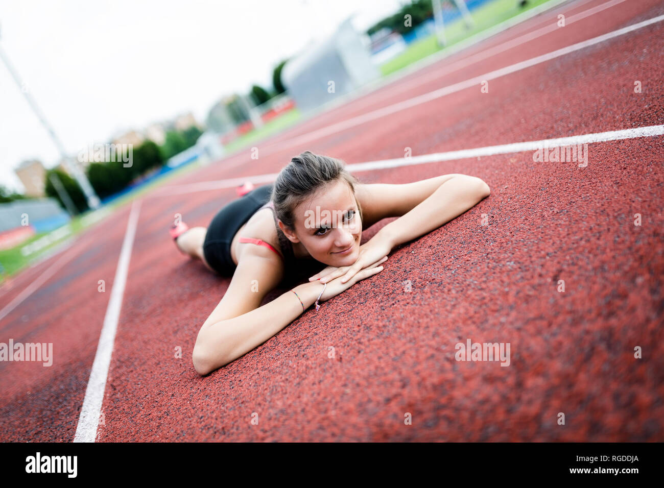 Teenage runner training race track hi-res stock photography and images ...