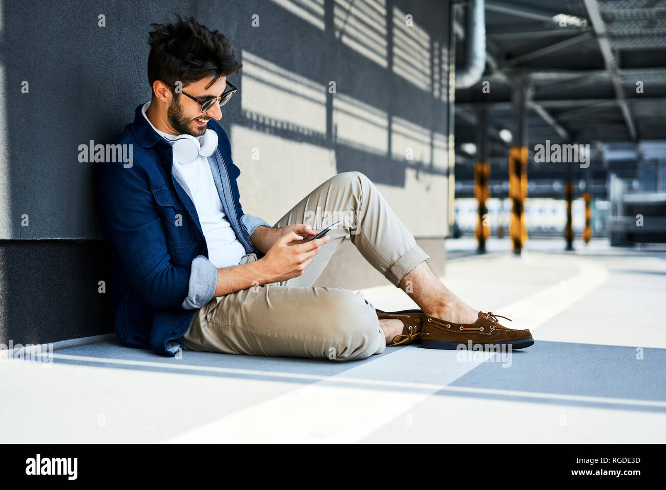 Man sitting on the ground hi-res stock photography and images - Alamy
