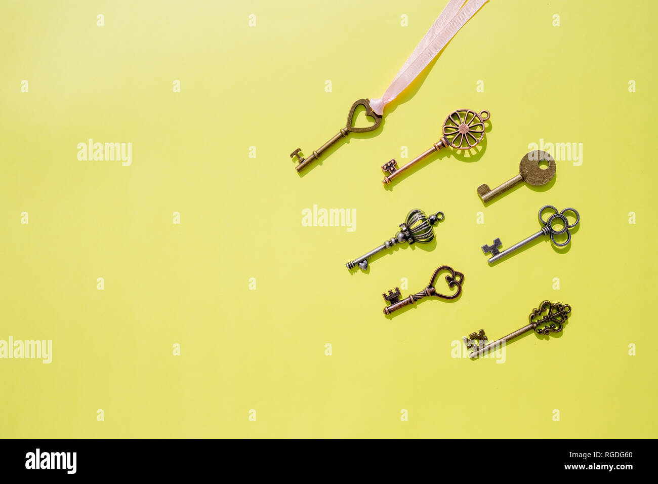 Bronze vintage antique keys hi-res stock photography and images - Alamy