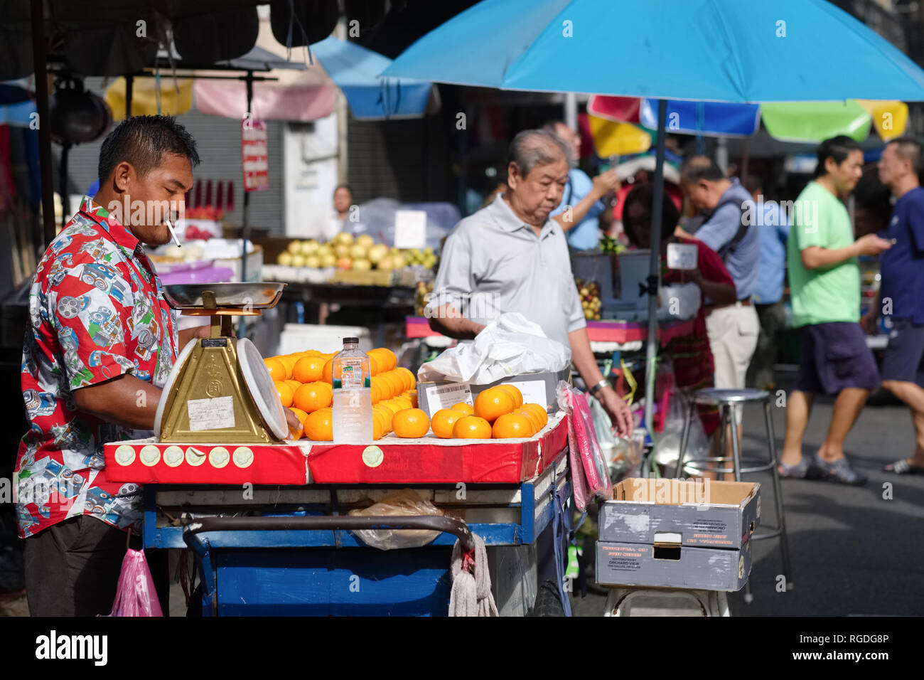 Bangkok market shopping chinatown hi-res stock photography and images ...