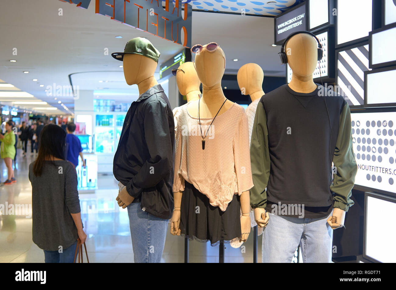 Shopping malls in indoor clothing hi-res stock photography and images ...