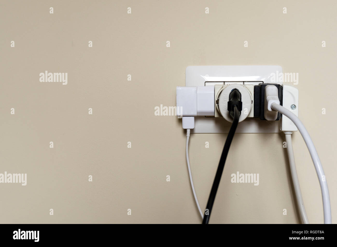 Overloaded electrical outlet in the house Stock Photo - Alamy