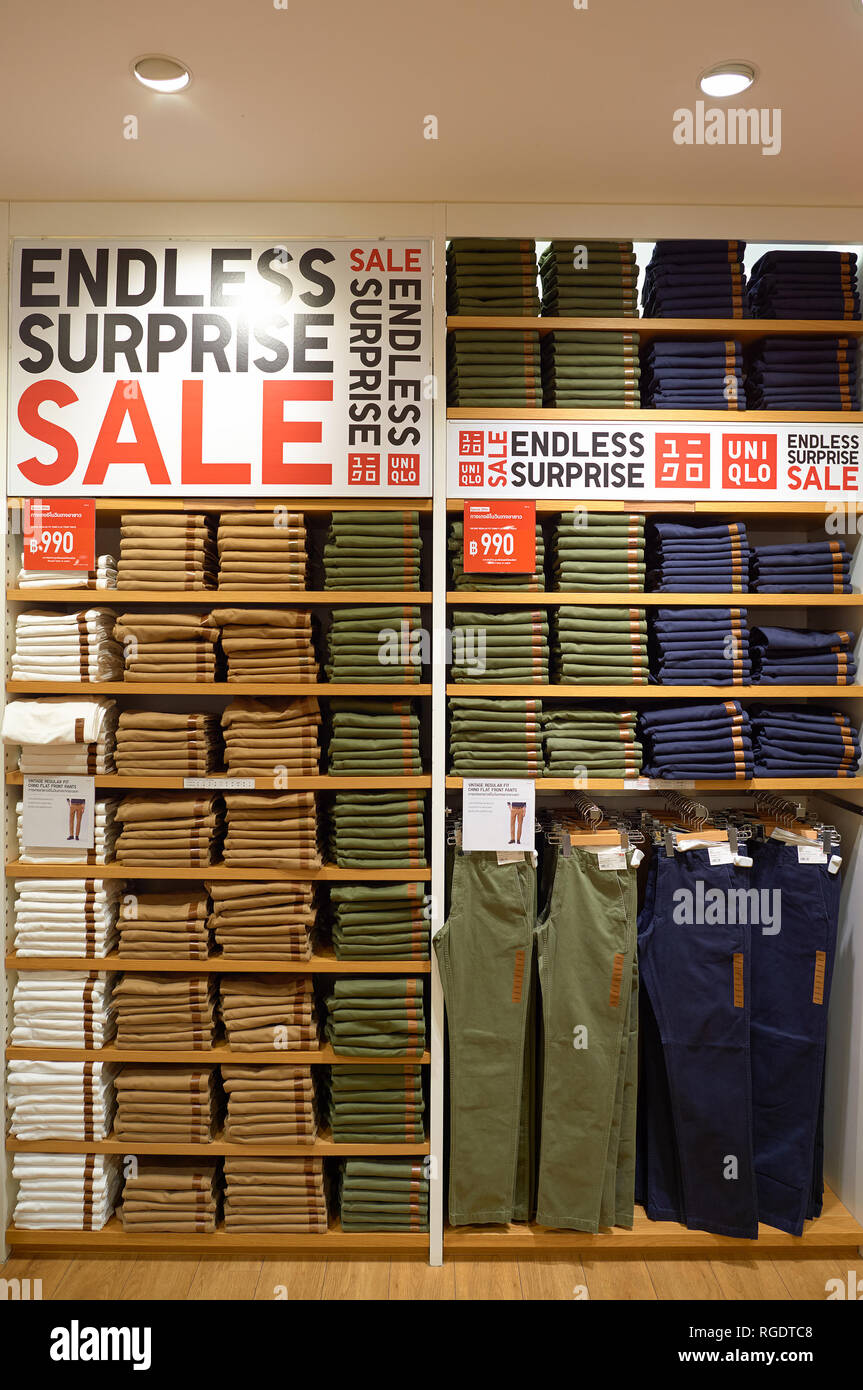 Uni qlo store hi-res stock photography and images - Alamy