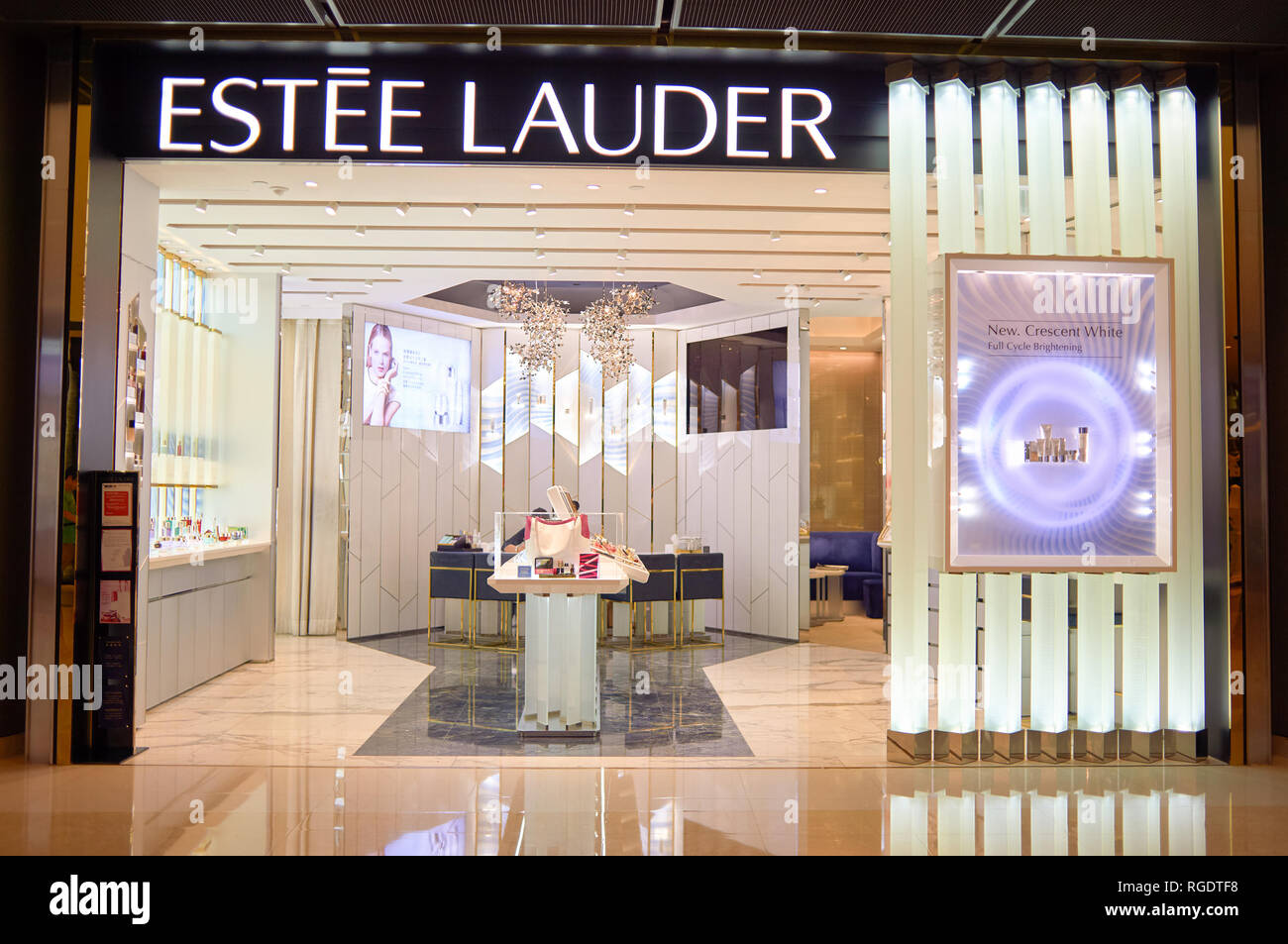 Estee lauder store hi-res stock photography and images - Alamy