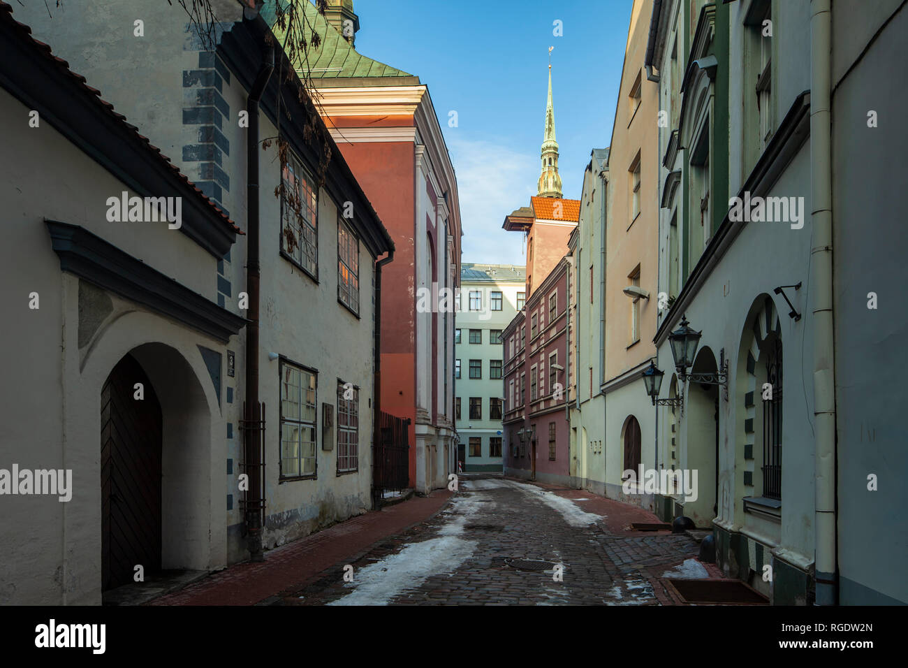 Old narrow street riga hi-res stock photography and images - Alamy