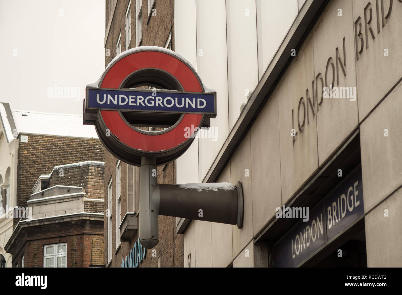 London bridge station sign hi-res stock photography and images - Alamy