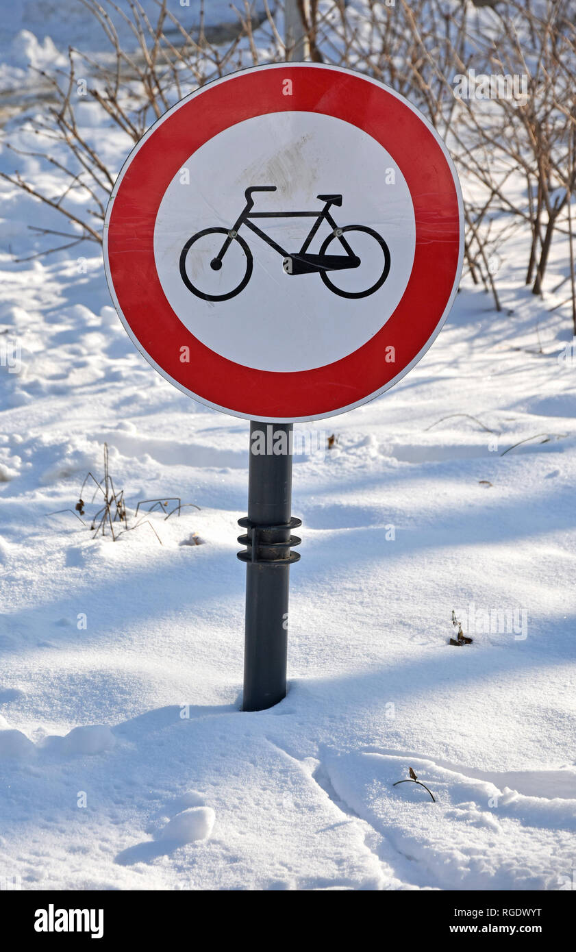 Cycling traffic sign hi-res stock photography and images - Alamy