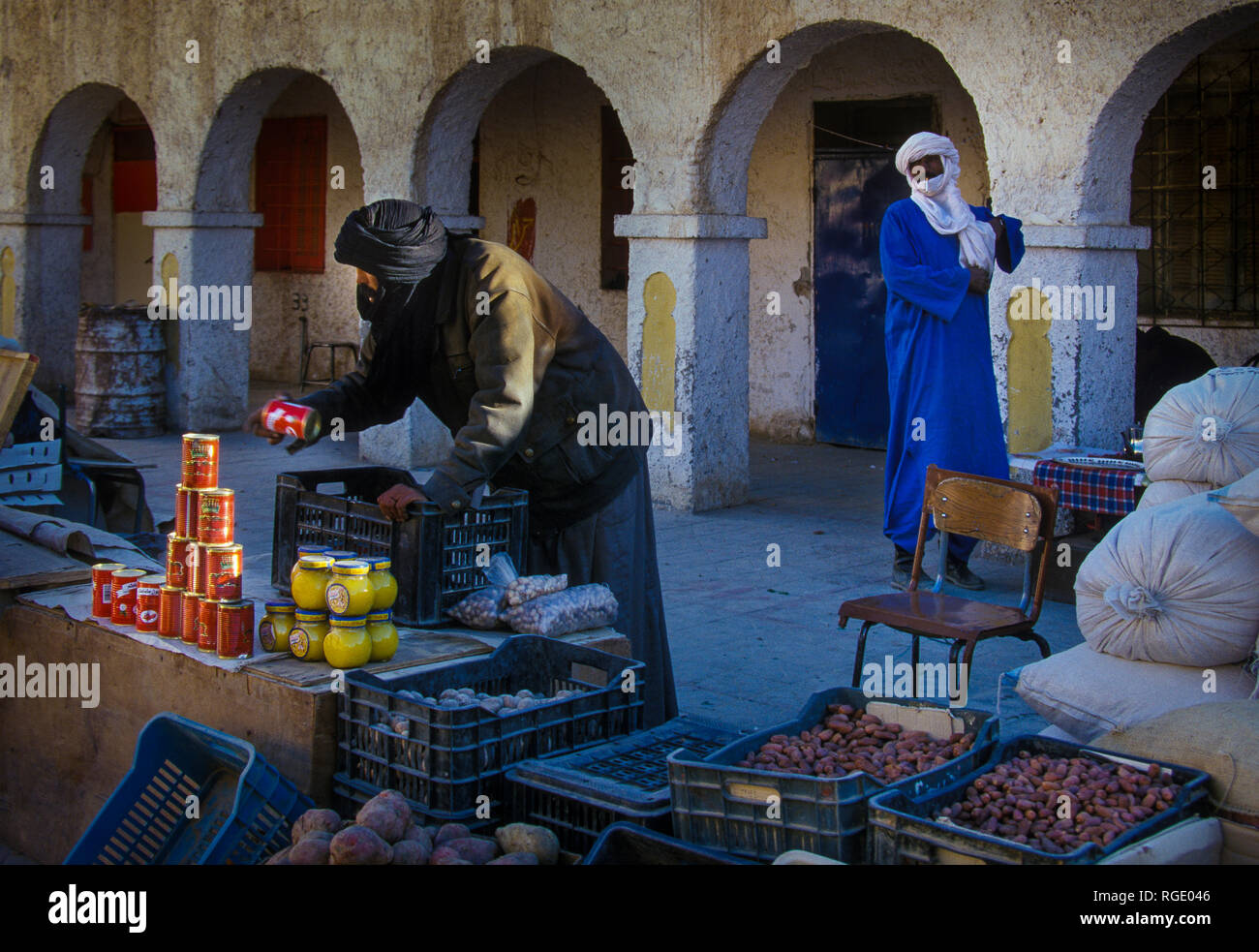 DJANET, ALGERIA - JANUARY 16, 2002: unknown vendors at the market with ...