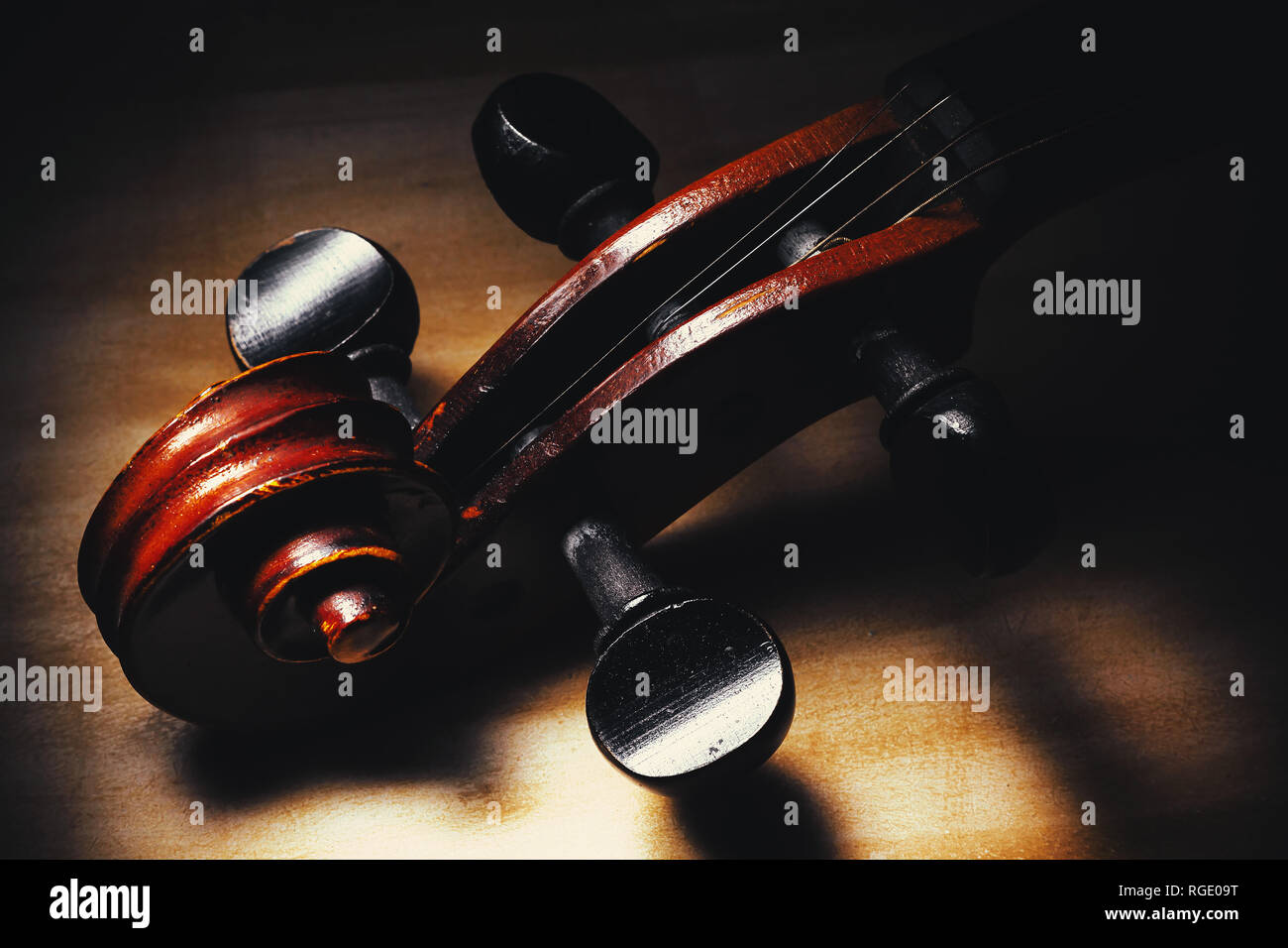 Traditional violin brown hi-res stock photography and images - Alamy