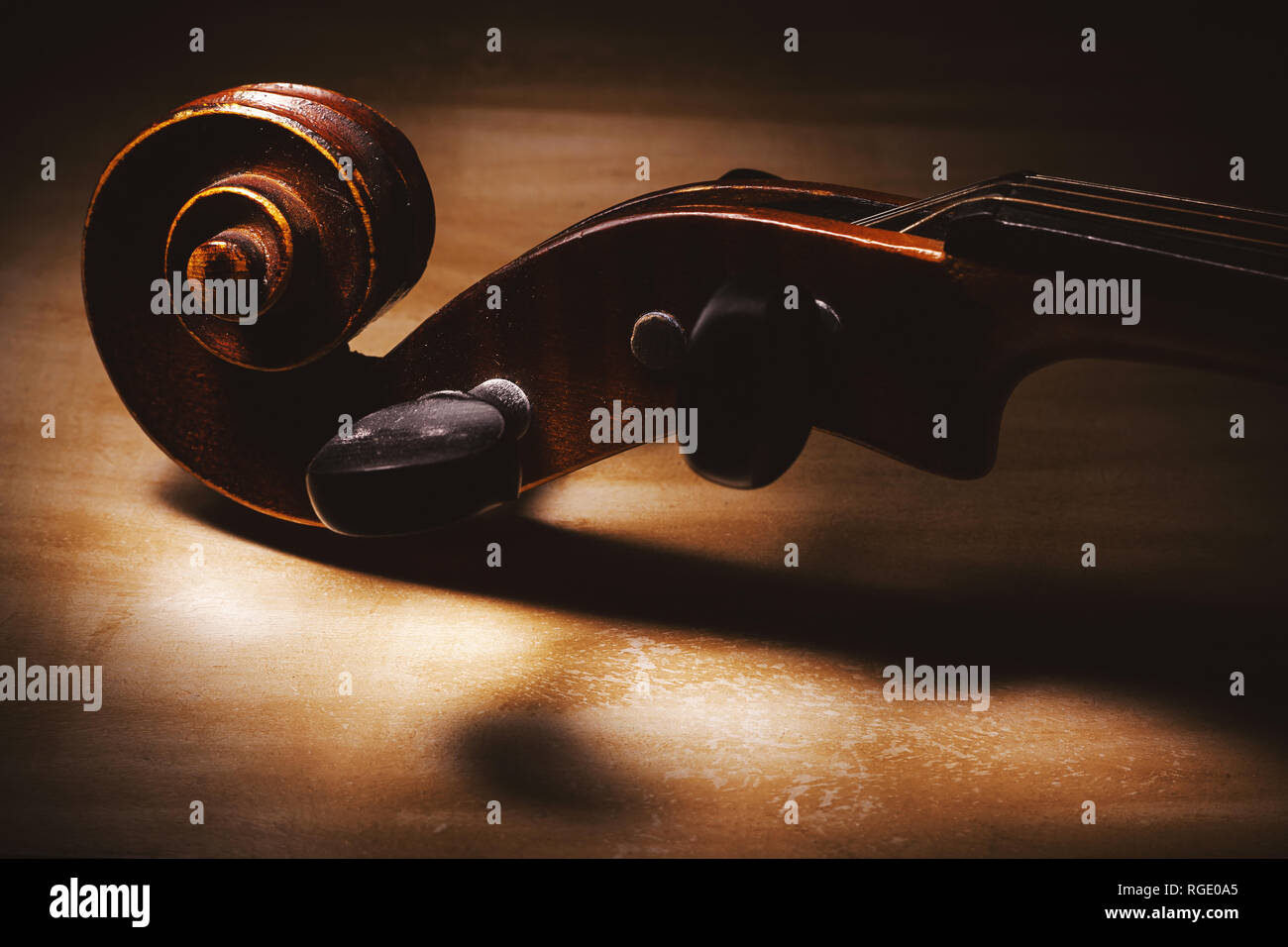 Closeup view on old dusty violin, details of wood and structure Stock ...
