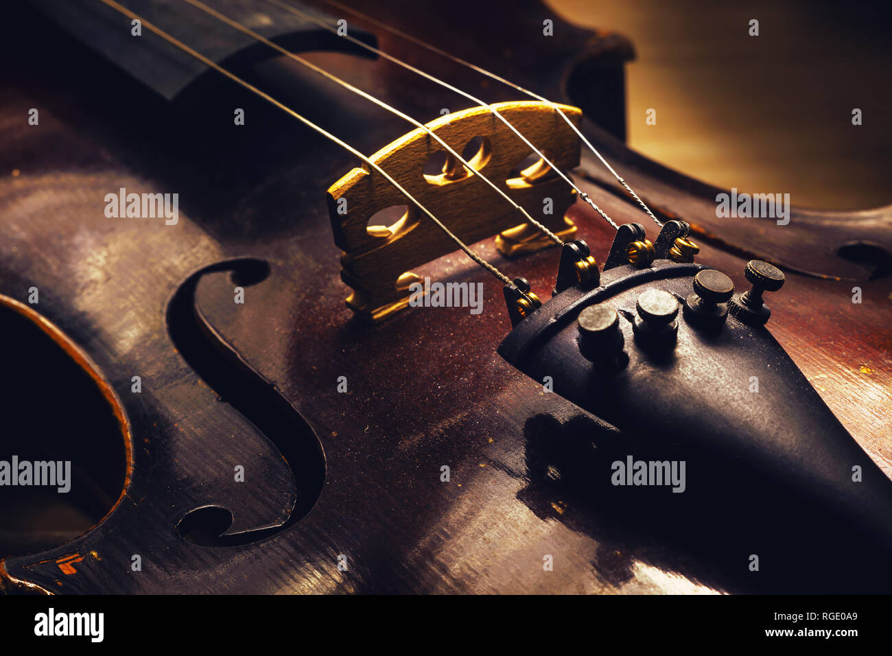 Traditional violin brown hi-res stock photography and images - Alamy