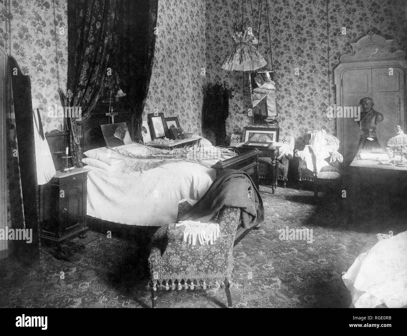 Bedroom room 1900 hi-res stock photography and images - Alamy