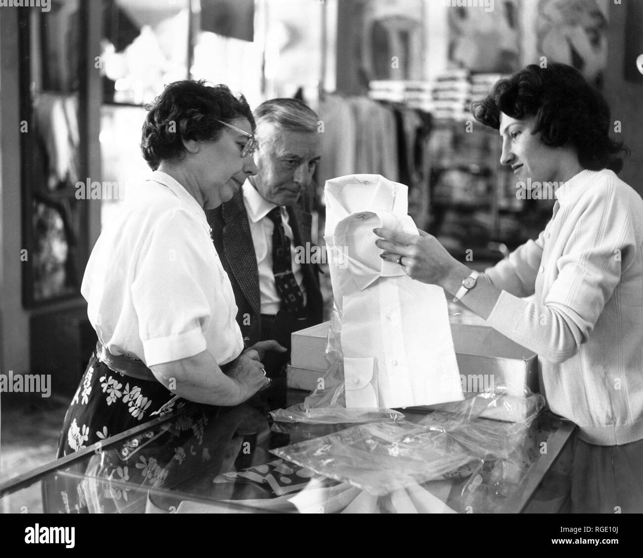 Lifestyle man shopping Black and White Stock Photos & Images - Alamy
