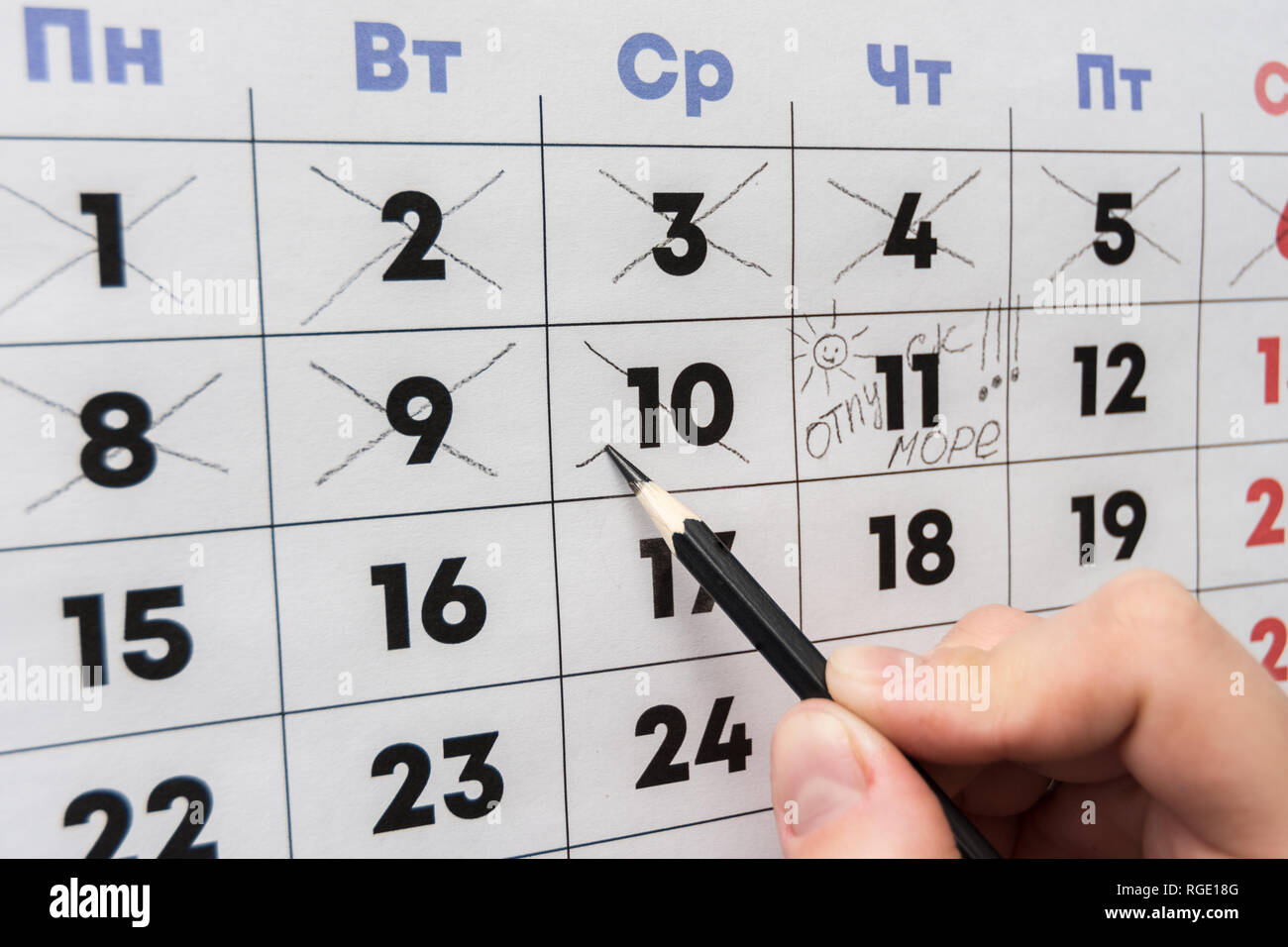 Hand cross out the last working day with a pencil in the calendar ...