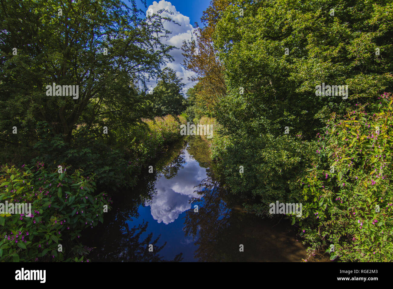 Countryside water river yorkshire hi-res stock photography and images ...