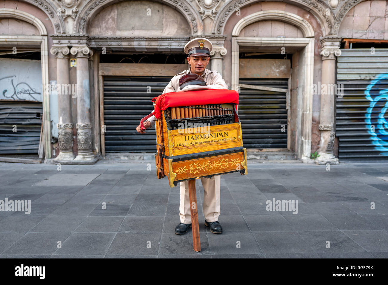Organ grinders hi-res stock photography and images - Alamy