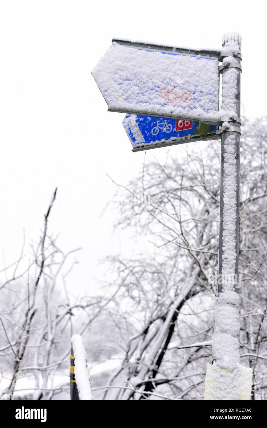 Signpost in snowy winter hi-res stock photography and images - Alamy