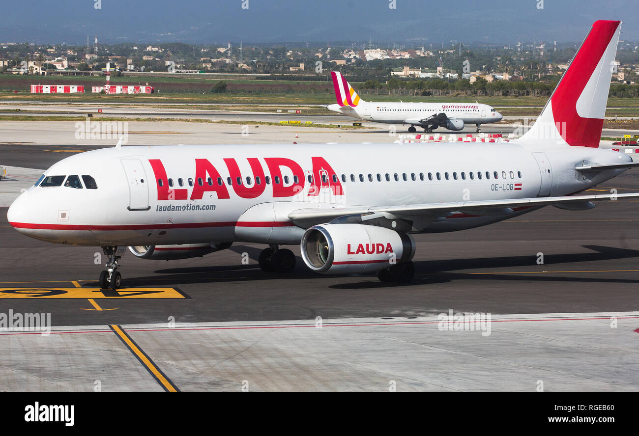 Lauda airbus a320 hi-res stock photography and images - Alamy
