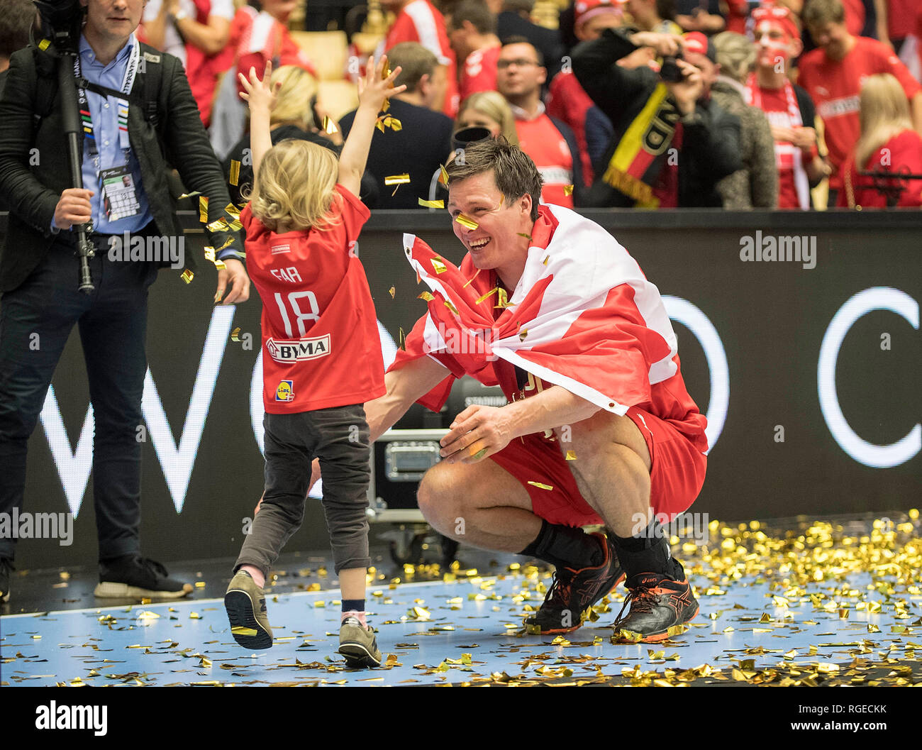 Hans LINDBERG (DEN) and his child throw themselves with Konfetti, Final ...