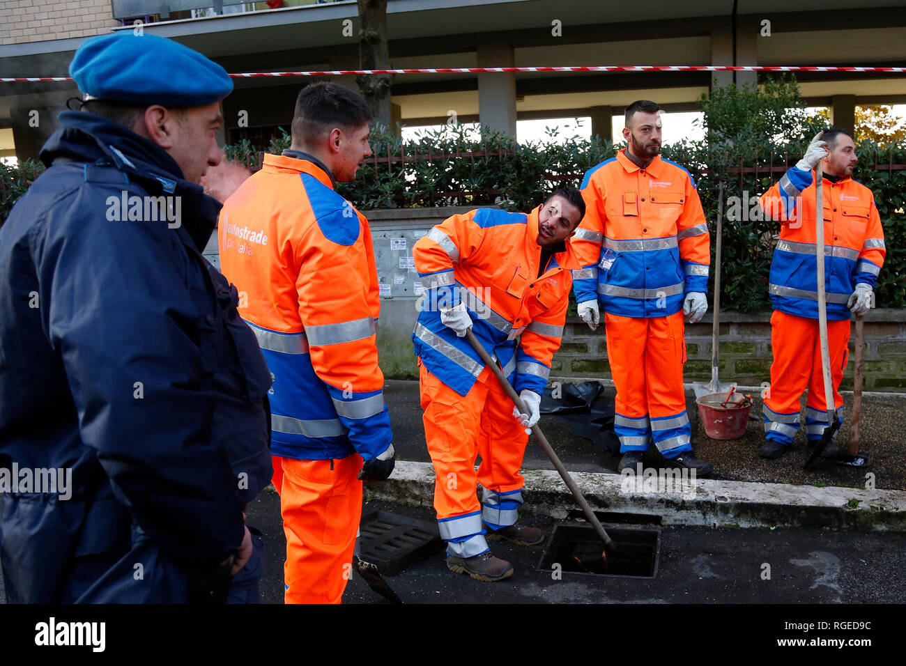 Inmates working hi-res stock photography and images - Alamy