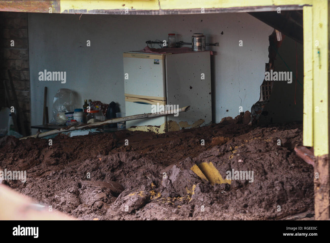 Brumadinho, Brazil. 28th Jan, 2019. Drying mud lies high in a house ...