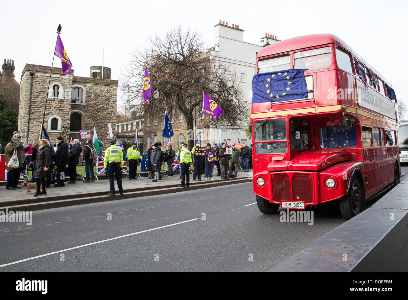 Vote leave bus hi-res stock photography and images - Alamy