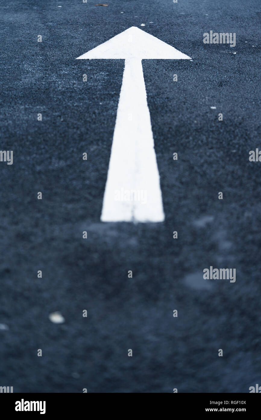 One way arrow hi-res stock photography and images - Alamy