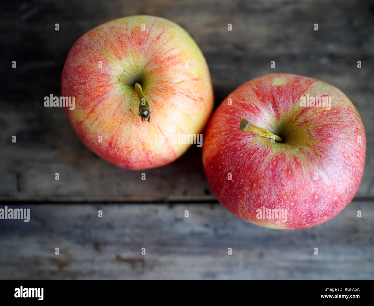 Two apples on a table hi-res stock photography and images - Alamy