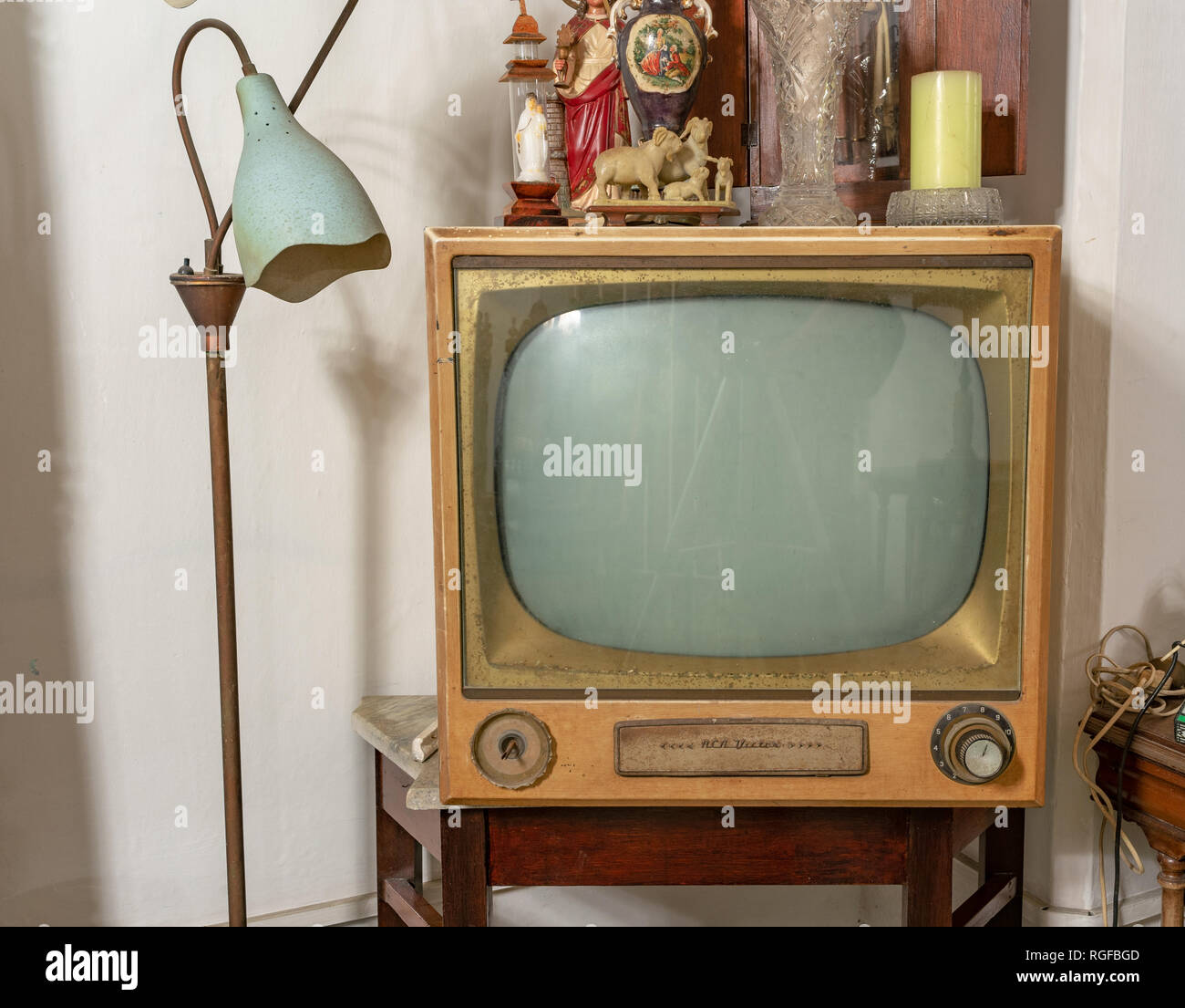 Old TV on a small table in a colonial house Stock Photo - Alamy