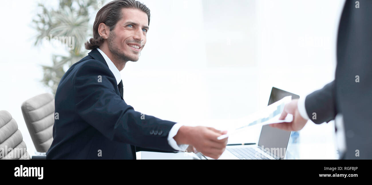 Financial employee hi-res stock photography and images - Alamy