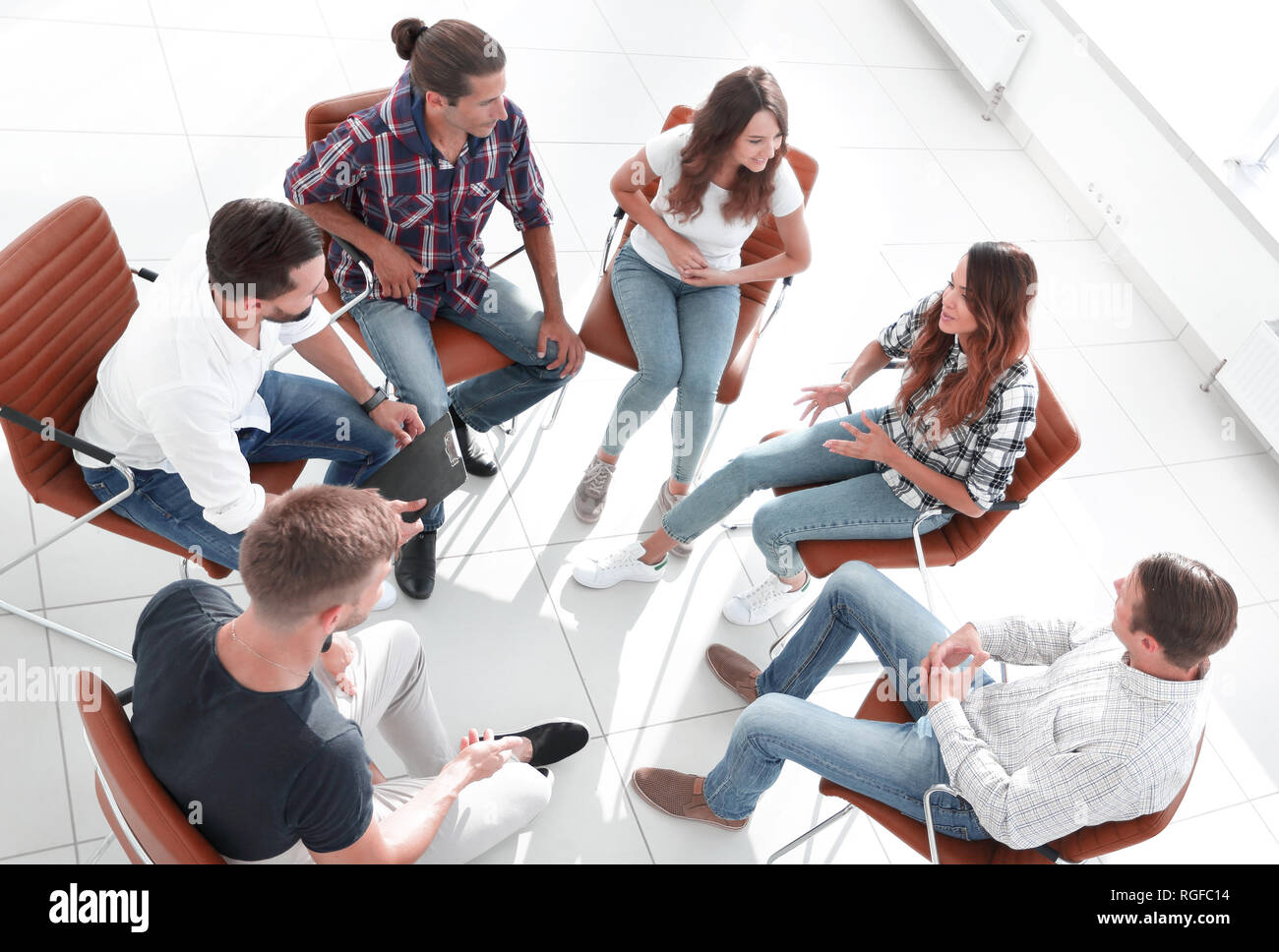 group of employees a lesson on team building Stock Photo - Alamy