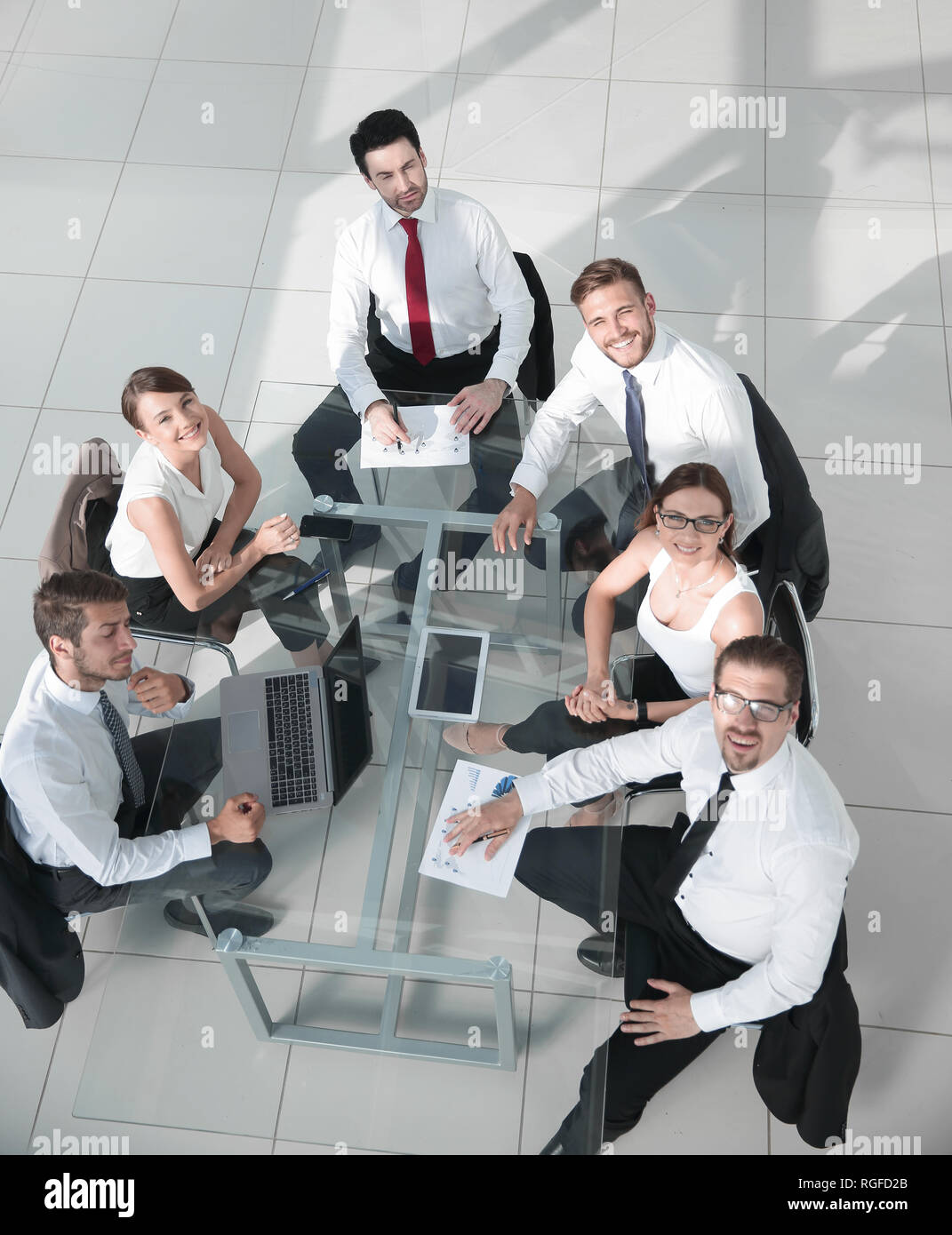Group businessmen around desk hi-res stock photography and images - Alamy