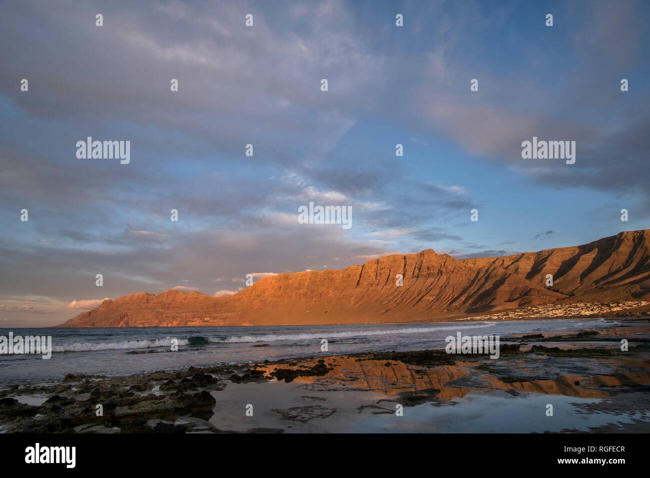 Cliff of famara hi-res stock photography and images - Alamy