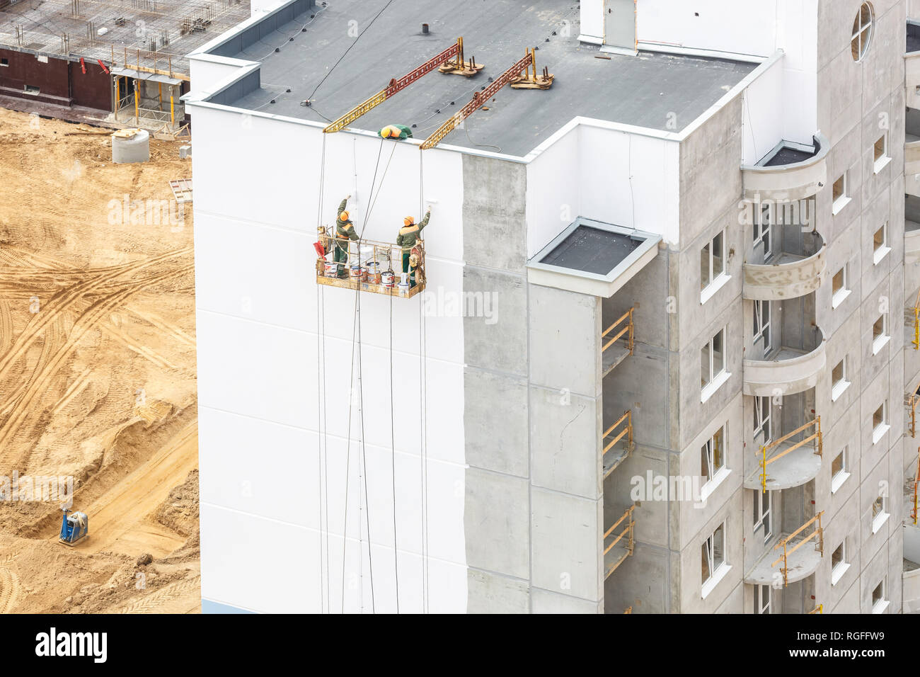 Birds eye skyline skyscraper crane hi-res stock photography and images ...