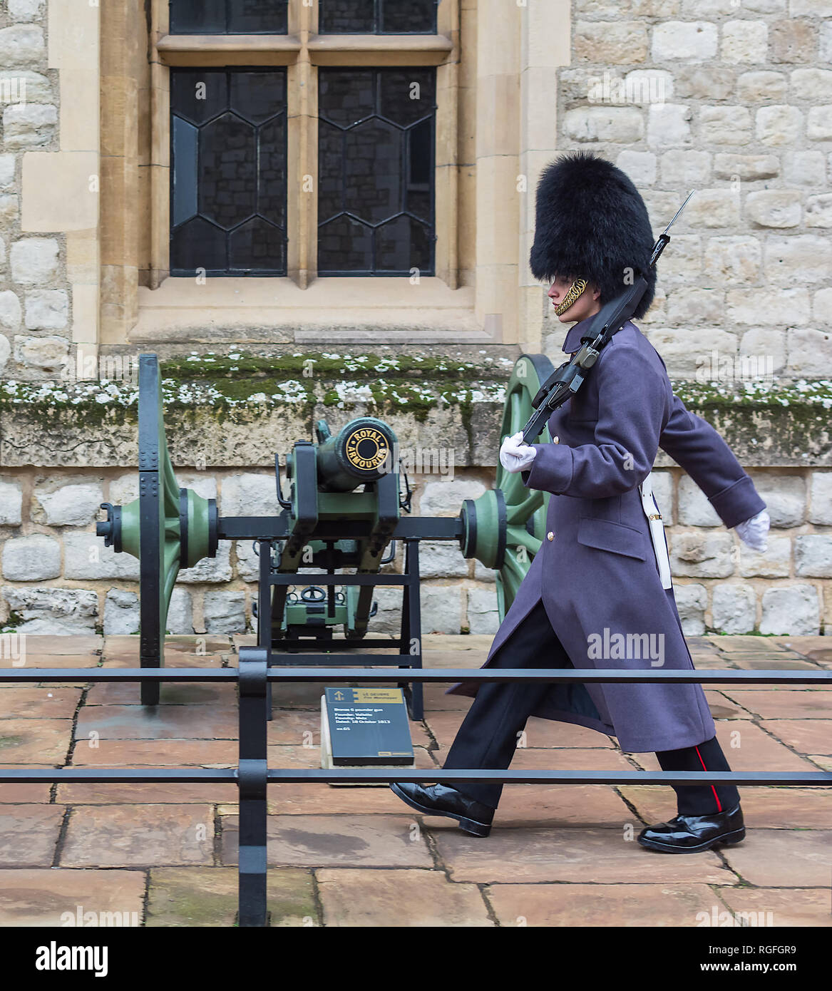British royal guard front hi-res stock photography and images - Alamy
