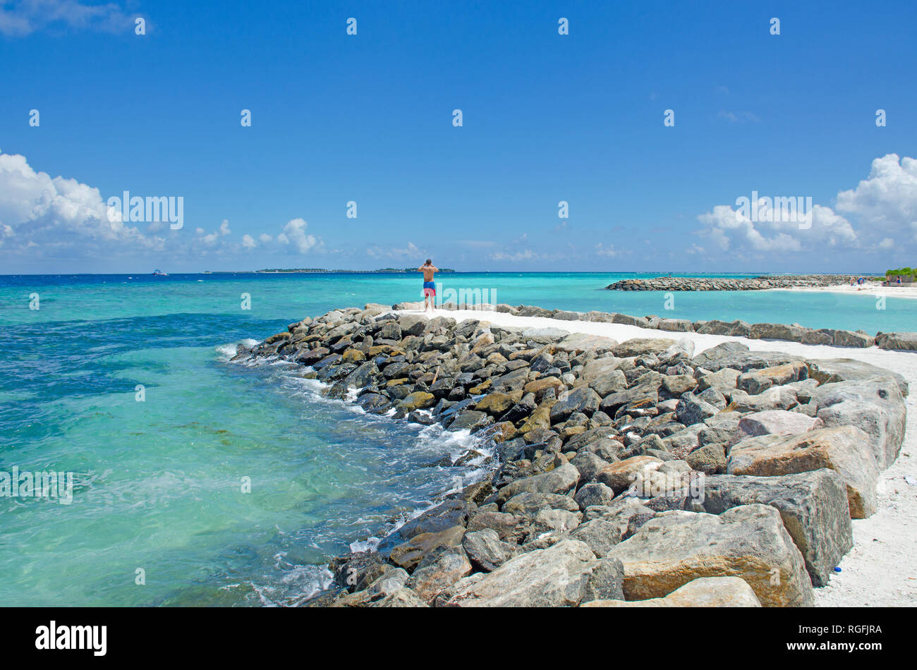 The man costs on the island of Maldives a landscape of the beach of the ...