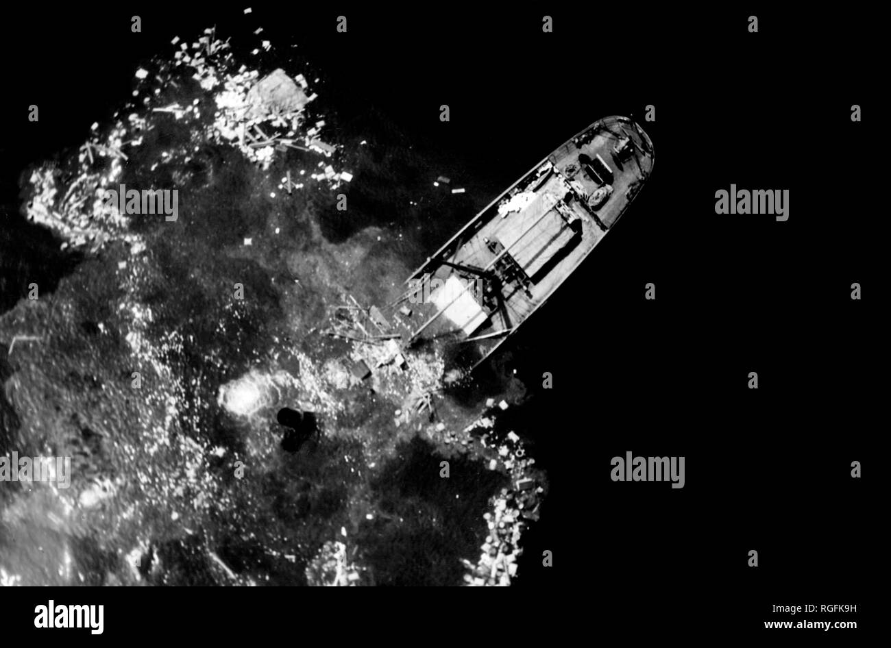 Ship sinking hi-res stock photography and images - Alamy