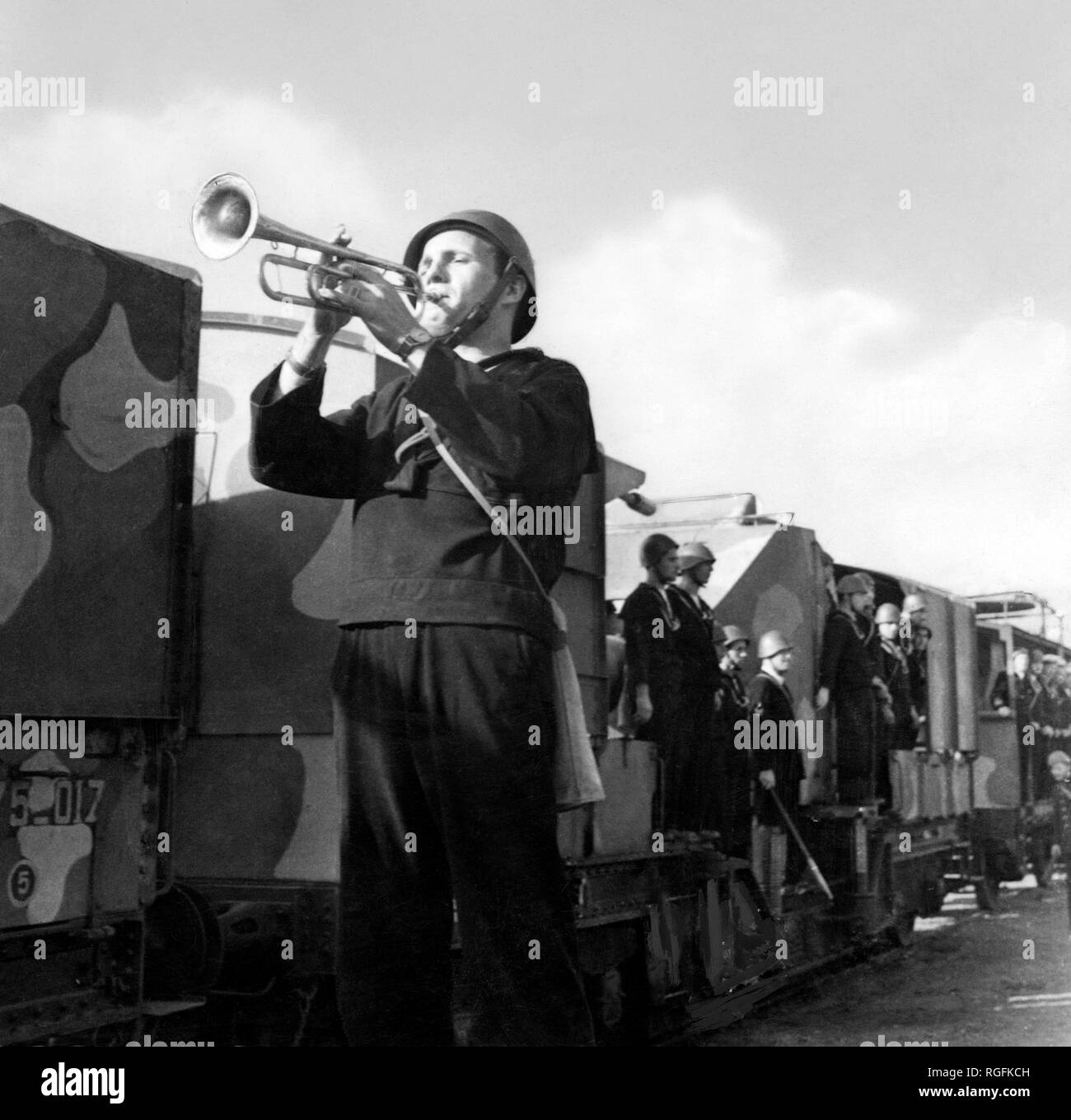 War trumpet hi-res stock photography and images - Alamy