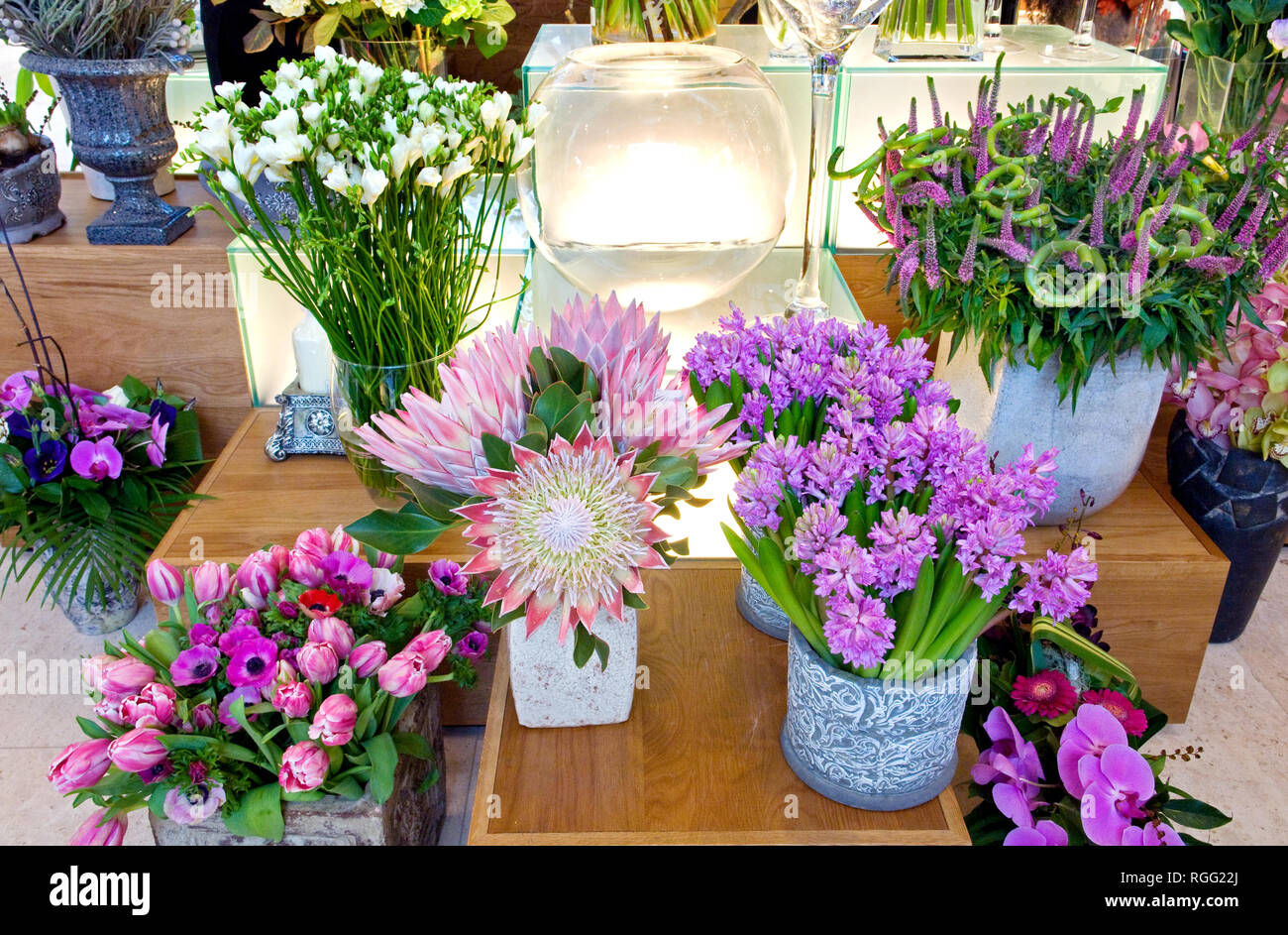 Bunches of flowers hi-res stock photography and images - Alamy