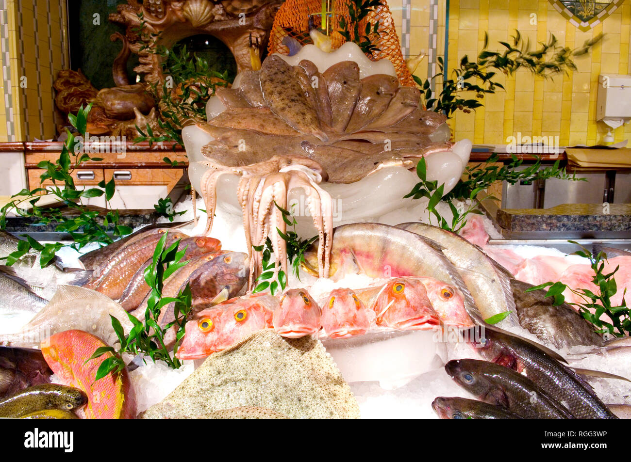 Fish display at Harrods food department Stock Photo - Alamy
