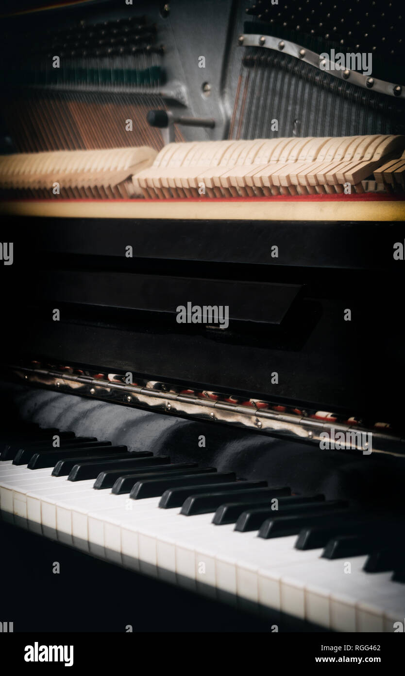 Inside grand piano hi-res stock photography and images - Alamy