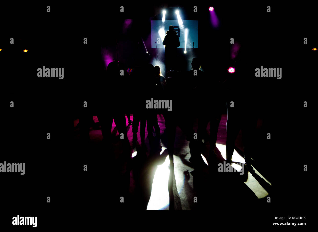 Teenagers dancing party hi-res stock photography and images - Alamy