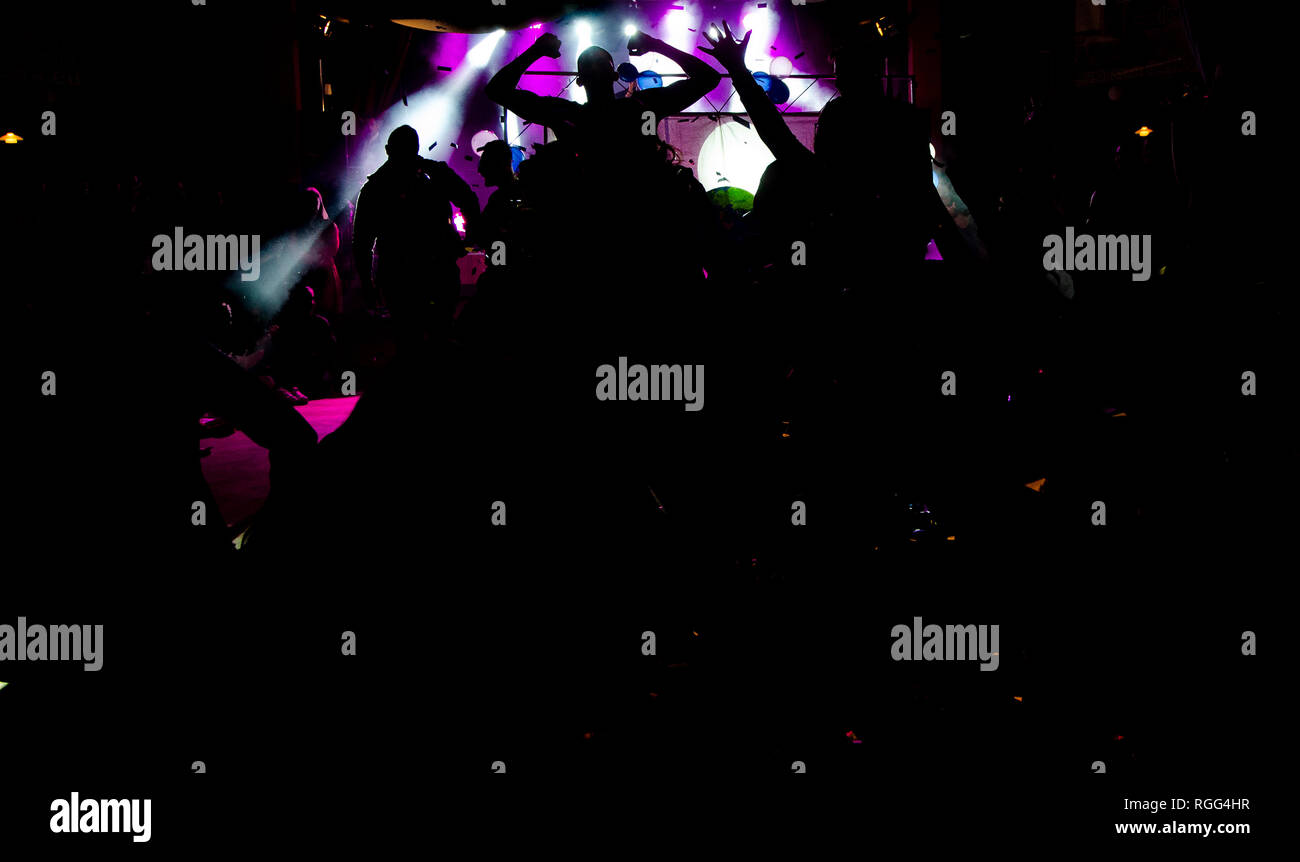 Teenagers dancing party hi-res stock photography and images - Alamy