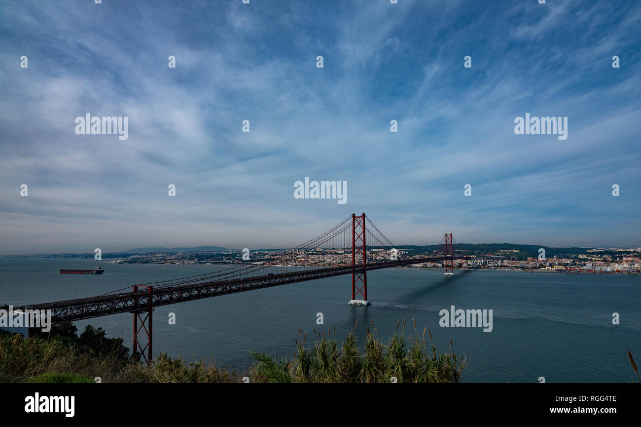 25 de ABRIL BRIDGE 27TH LARGEST SUSPENSION BRIDGE IN THE WORLD Stock ...