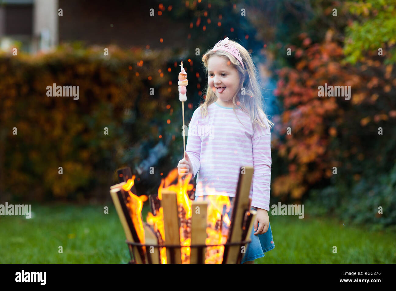 Kids campfire hi-res stock photography and images - Alamy